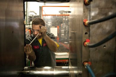 United Auto Recovery, Repossession Service, 5800 Stilwell St